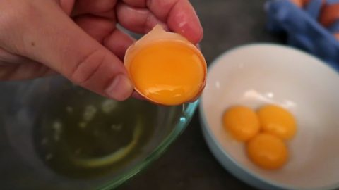 How To Separate Eggs - Separating The Yolk From The White By Hand