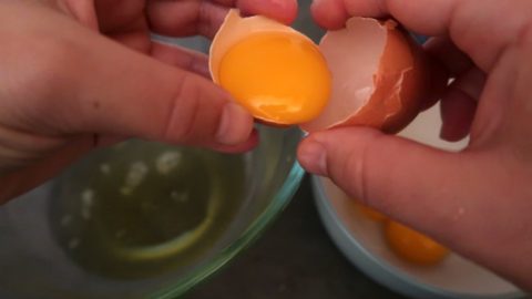 How To Separate Eggs - Separating The Yolk From The White By Hand